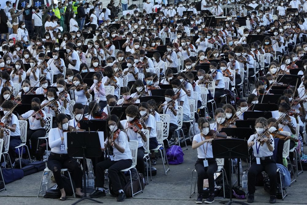 8,573 Venezuelan musicians set world's largest orchestra record